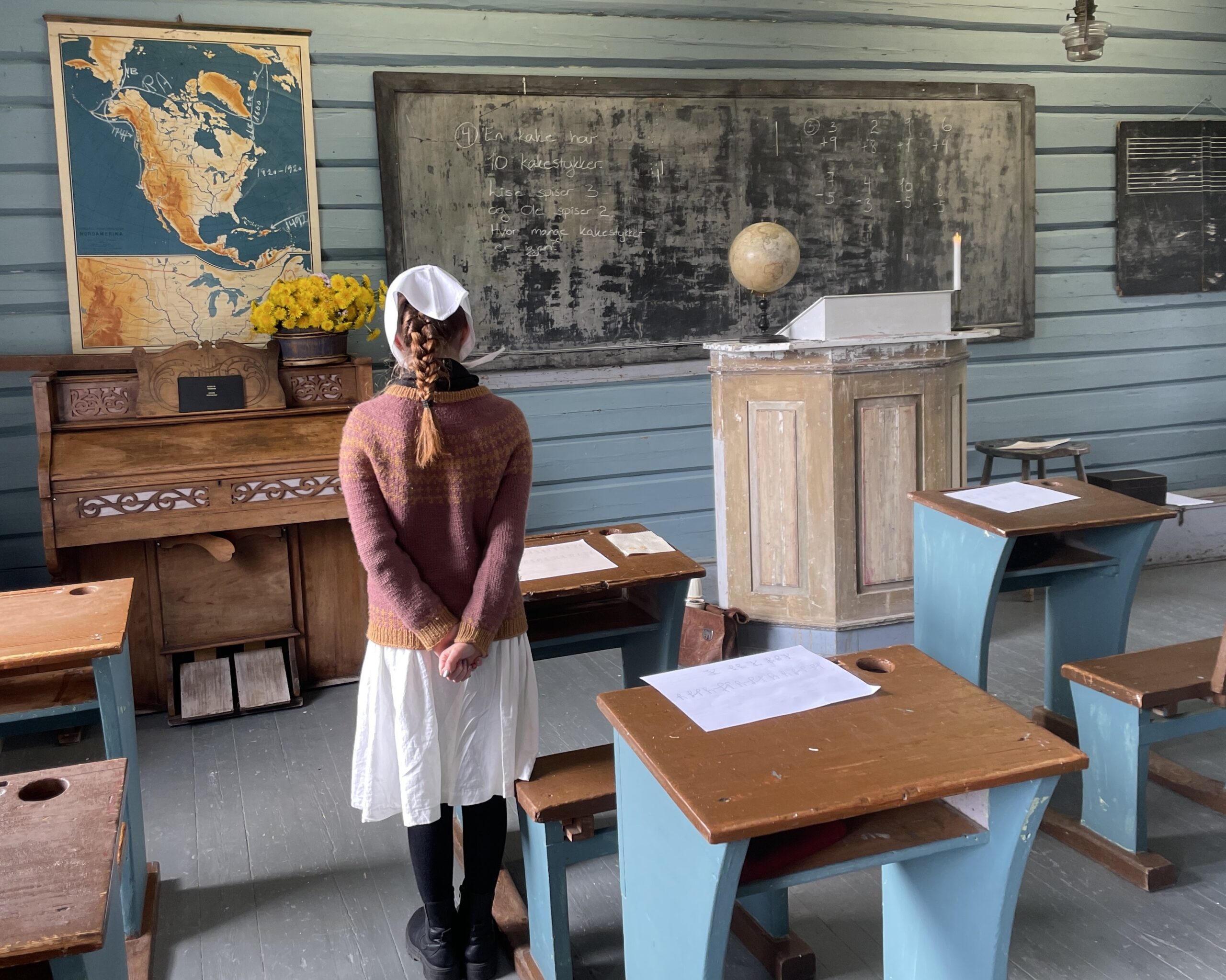 Gammeldags skole i gamle skolehus - Helgeland Museum